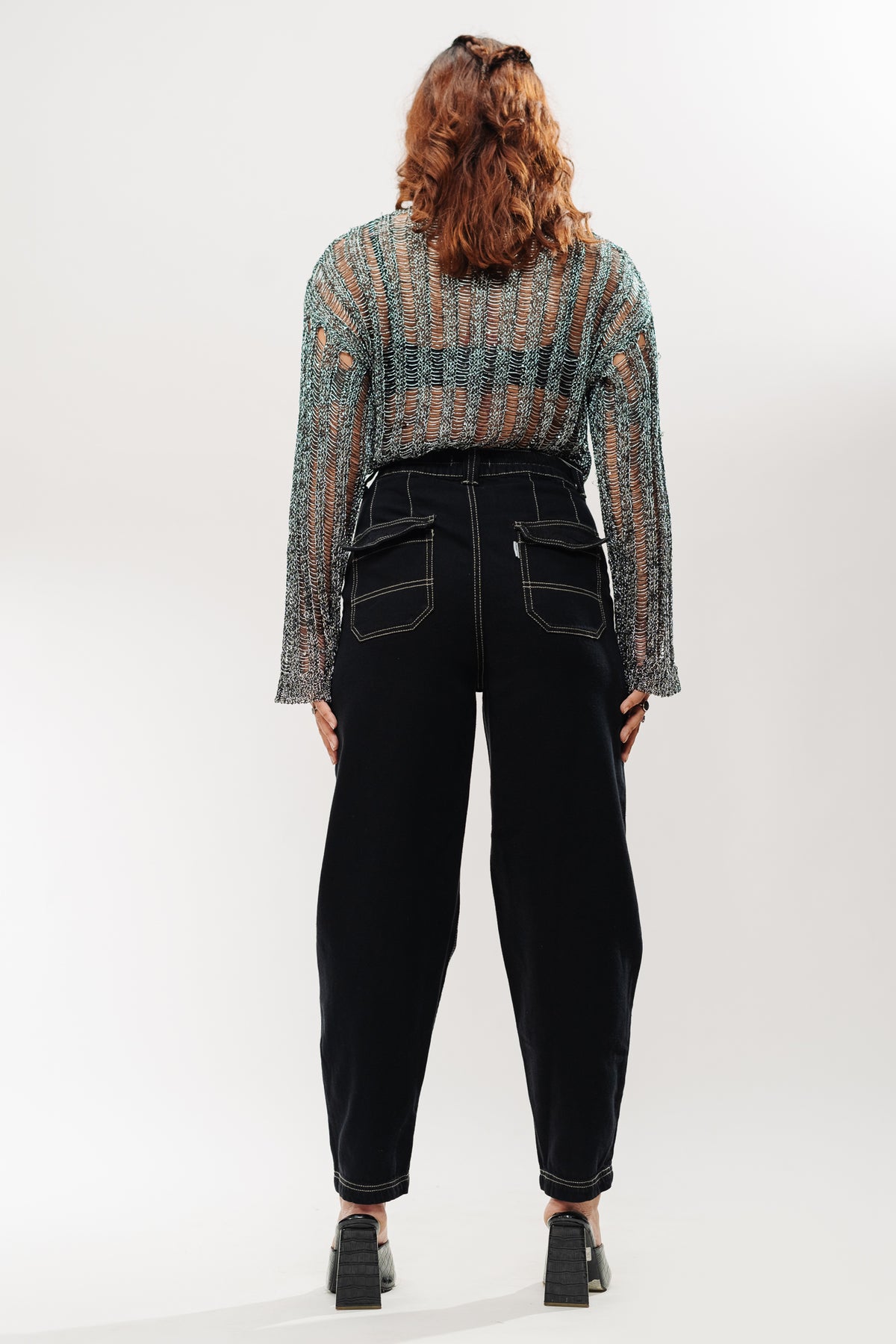 ELONGATED POCKET TINTED JEANS